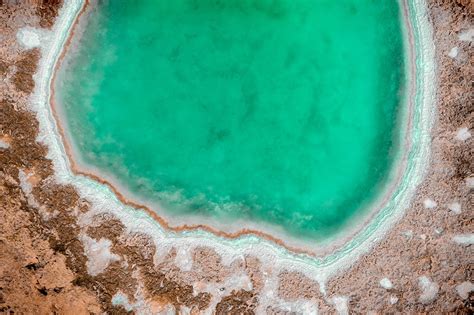 中国・ゴビ砂漠の「悪魔の目」と呼ばれる泉の色彩豊かな空撮写真 Jonas Daley Jiuni Q