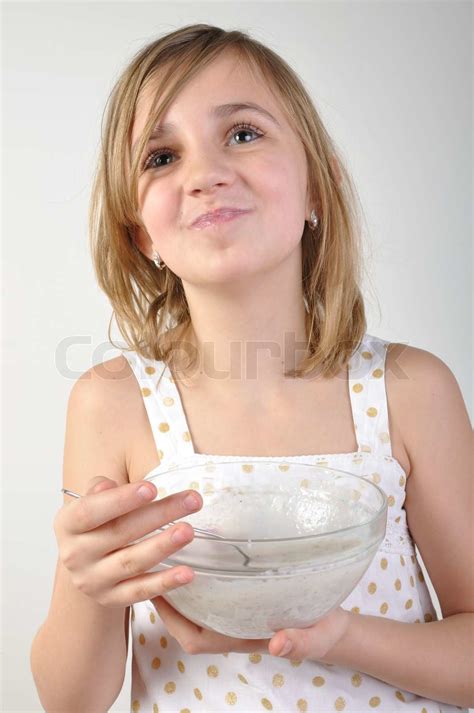 glad barn med en skål mælk grød og en sppon Stock foto Colourbox