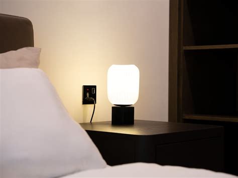 가구 가벼운 고요한 디자인 따뜻한 빛 라이프스타일 램프 머리맡 미니멀리스트 밤 설정 방 방 장식 베개 부드러운 조명 샹들리에 소프트 가구 수면