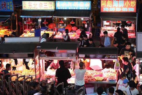广东珠海执法人员带队领跑小商贩出摊 有秩序更有人情味 大河网