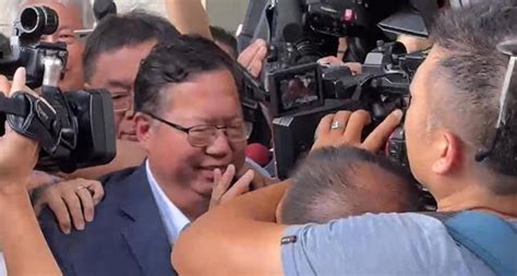 矢板明夫俱樂部 今天最大的新聞，是民進黨的重要人物、海基會董事長鄭文燦，因涉嫌貪污被聲押交保這件事情。因為檢方事先