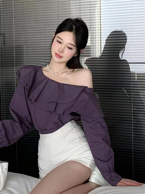 블롱뮤 페미닌 퍼플 오프 숄더 블라우스 언발 원 숄더 롱 슬리브 얇은 긴팔 청순 여리 하늘하늘 보라 러블리 티어드 프릴 셔링 카라 셔츠 여친 데이트 룩