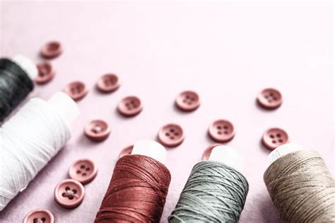대 한 바느질 바느질과 실의 스풀 Skeins 라운드 빨간 버튼의 많은 아름 다운 짜임새 공간에 복사 합니다 플랫이 하다 분홍색