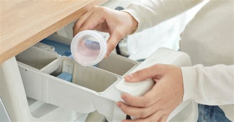 세탁 때 듬뿍 넣은 세제 옷에 남아 이런 문제 일으킨다