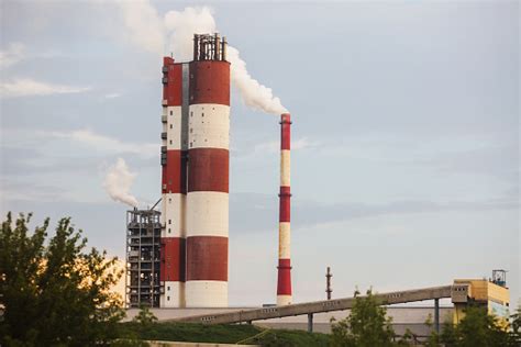 大型化肥加工廠空氣和大氣的污染管子放出骯髒的煙霧 照片檔及更多 化學品 照片 化學品 商業金融與工業 工廠 Istock