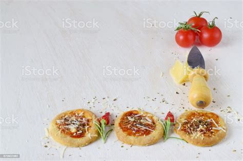 칠리 로즈마리 체리 토마토 파메잔 치즈 나이프와 향신료와 피자의 형태로 수제 비스킷흰색 소박한 배경 텍스트를 위한 공간 그리스에