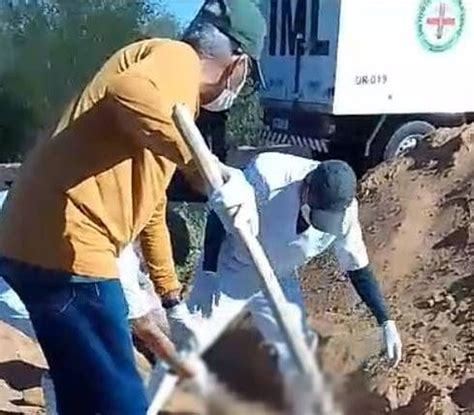 Corpos De Jovens São Achados Em Cova Rasa E Polícia Investiga Duplo