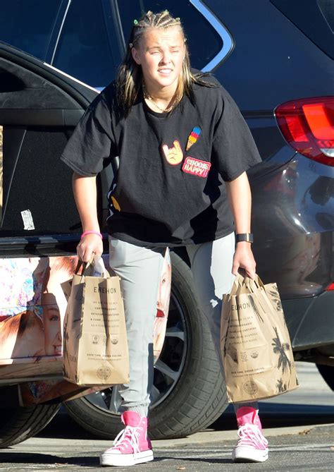 Jojo Siwa Shopping At Erewhon In Los Angeles 12142023 Hawtcelebs
