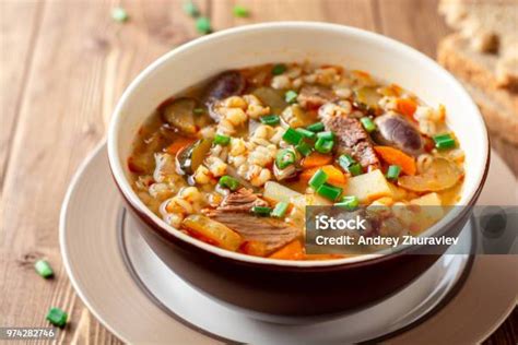 절인된 오 이와 나무 테이블에 그릇에 보 리 진주 전통 러시아 수프 Rassolnik 감자 요리에 대한 스톡 사진 및 기타 이미지 감자 요리 건강한 식생활 계절