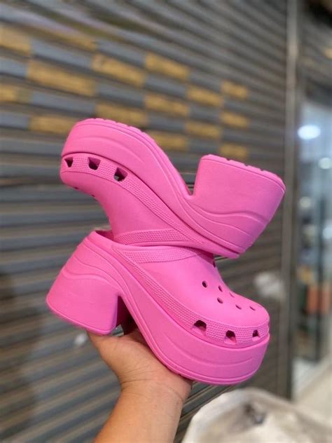 Крокс платформа каблук рожеві Crocs Siren Clog Hyper Pink — ціна 2450