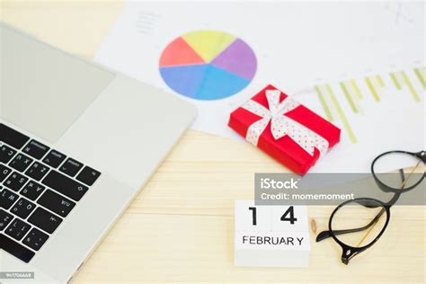 평면도 평면 누워 여전히 발렌타인 데이에 작업 일 축제 새로운 프로젝트와 노트북 노트북을 사용 하 여 나무 달력 2 월 14 일
