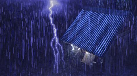Noche de tormenta con lluvia torrencial y relámpagos muy fuertes
