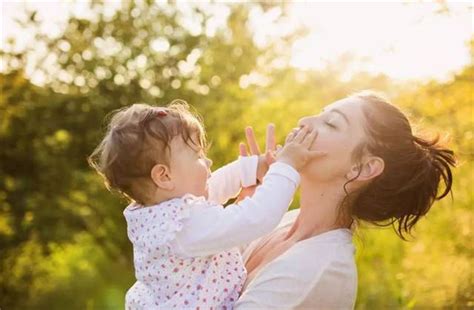 母乳喂养的孩子一直拉肚子，放屁都带便便是怎么回事？该怎样缓解宝宝