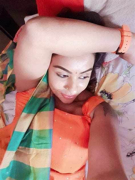 Telugu Actress Sri Reddy Personal Photos 03 164838 Kollywood Zone