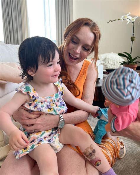 Lindsay Lohan abre álbum do chá de bebê e mostra barrigão pela 1ª vez