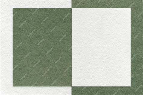 공예 올리브 판지의 기하학적 모양과 패턴 매크로 구조가 있는 흰색 및 녹색 종이 배경 질감 프리미엄 사진