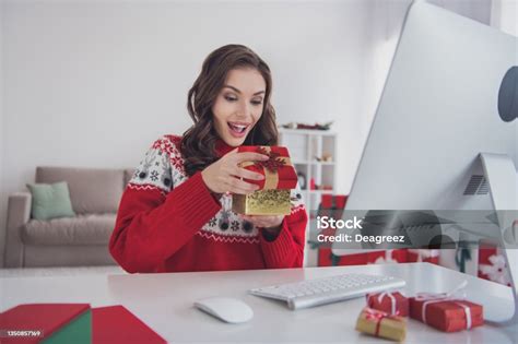 매력적인 깜짝 놀란 쾌활한 물결 모양의 소녀 의 초상화 는 실내에서 직장 빛 흰색 집에서 선물 상자를 여는 갈색 머리에 대한 스톡 사진 및 기타 이미지 Istock