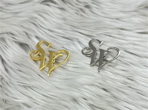เข็มกลัด อักษร ย่อ โลโก้ เริ่มต้น 450 บาท ⭐️ไม่มีขั้นต่ำ สั่งทำได้