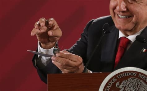 Amlo Enseña Cámara Hallada En Palacio Nacional Tras Acusar Espionaje