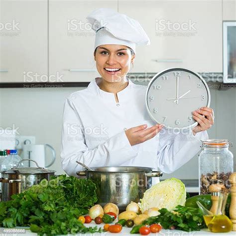 여자 만화 시계 주방에서 2015년에 대한 스톡 사진 및 기타 이미지 2015년 25 29세 가사 집안일 Istock