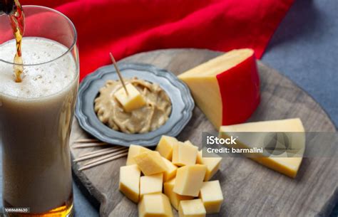 맛 있는 믹스 어두운 벨기에 맥주 및 겨자와 하드 치즈의 조각 0명에 대한 스톡 사진 및 기타 이미지 0명 네덜란드 마실 것 Istock