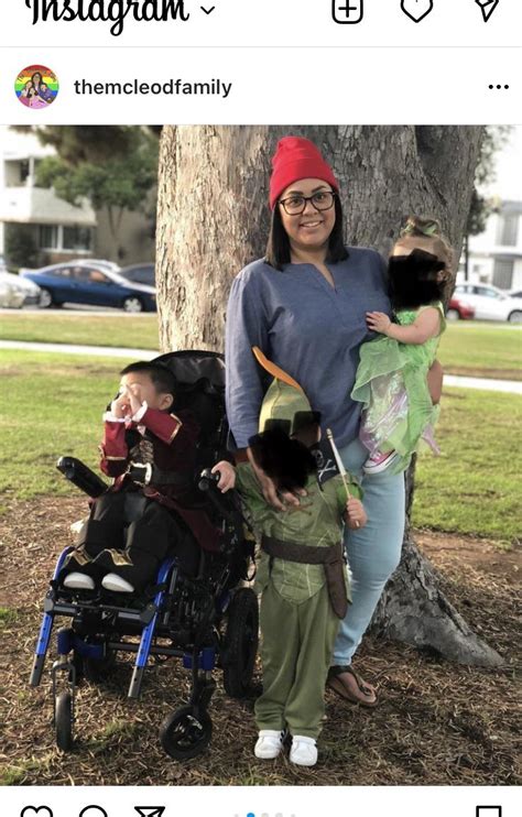 This Makes Me Sad She Isnt Even Trying To Include Little Eli In The Picture Her Back Is