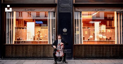 가게 앞에서 첼로를 연주하는 남자 사진 Unsplash의 무료 빈 이미지