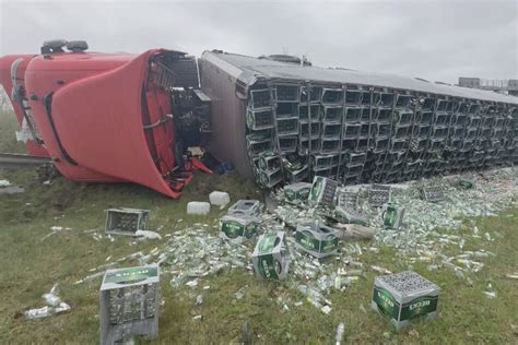 Unfall Auf A Am Dreieck Stuhr Lastwagen Kracht Durch Leitplanke Tausende Bierflaschen Fliegen