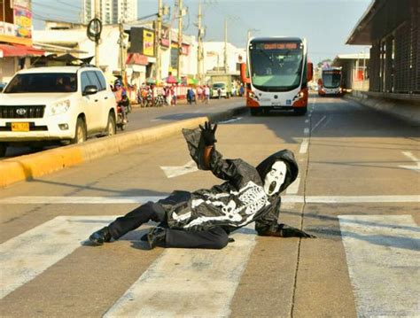 Bogotá Hombre Que Pintaba Estrellas Negras Murió Arrollado Por Un Carro