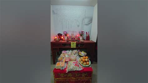 從小年夜晚上（除夕子時）先拜天公。接著拜家神拜家神（土地公）一手持拐杖：通常就是會四處趴趴走、到處巡田頭田尾，適合在外找客戶土地公手上拿元寶：象徵財富，顯而易見就是求財，適合做生意的人