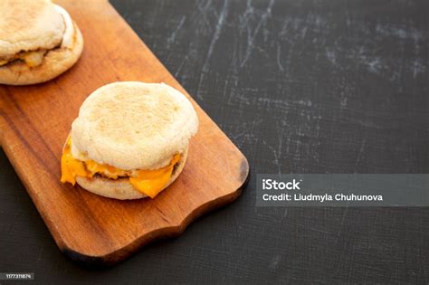 검은 표면에 소박한 나무 보드에 치즈와 홈 메이드 계란 샌드위치 측면 보기 공간을 복사합니다 0명에 대한 스톡 사진 및 기타 이미지 Istock