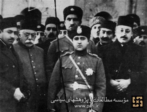 احمد شاه و رضاخان پهلوی پشت سر و جمعی از رجال قاجار مؤسسه مطالعات و پژوهش‌های سیاسی