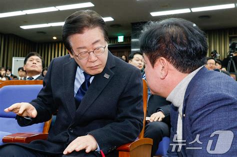 대화하는 이재명 대표 뉴스1