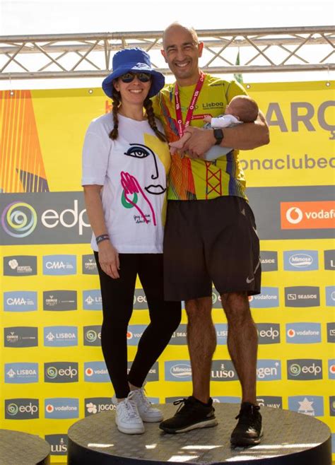 Andreia Vale e o bebé Miguel apoiam o pai na Meia Maratona