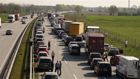 Stau Auf A Fahrer Wendet In Rettungsgasse NDR De Nachrichten Schleswig Holstein