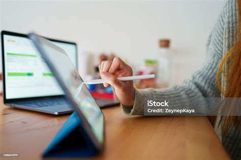스타일러스로 디지털 태블릿에 그림을 그리는 여성의 손에 가까이 다가가십시오 25 29세에 대한 스톡 사진 및 기타 이미지