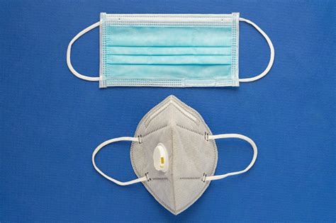 파란색 배경에 격리 된 의료 마스크 오염 및 독감에 대한 보호 커버 얼굴 코로나바이러스 또는 2019ncov로부터의 확산을 막는