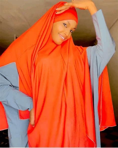Faouzy Foulard Rouge Linfluenceuse Camerounaise En Cours De