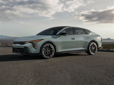 Сравнение Kia K4 и Skoda Kylaq по характеристикам стоимости покупки и