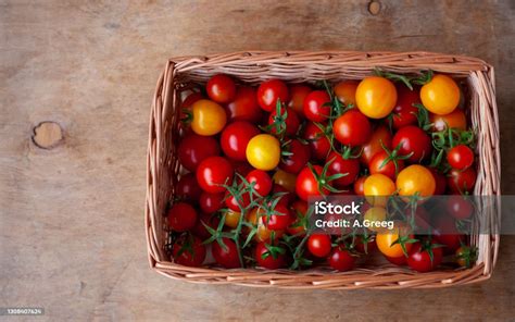 빨간색과 노란색 체리 토마토 바구니 상단 보기 야채를 수확하십시오 테이블에 토마토 비타민 건강 식품 소박한 주방 0명에 대한