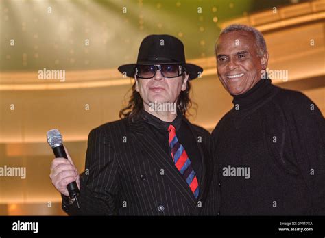 Leipzig 12 19 2002 Harry Belafonte With The German Singer Udo