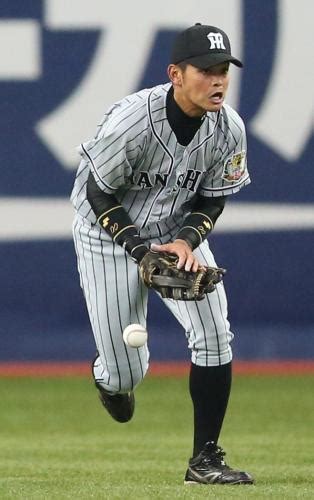 ＜オ・神＞延長10回、1死二、三塁の場面で柴田は安達の打球をファンブルする ― スポニチ Sponichi Annex 野球