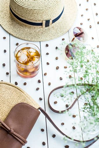 차가운 얼음 잔에 커피입니다 테이블에 커피 콩 및 여름 여자의 액세서리 들 여름 휴식 개념 0명에 대한 스톡 사진 및 기타 이미지 Istock