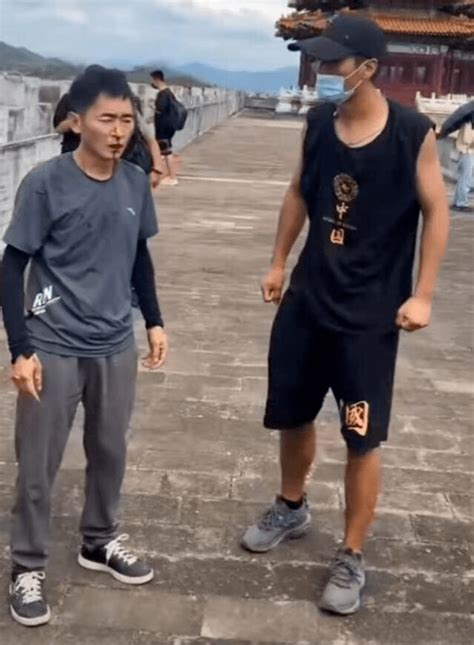 娱乐圈再曝打人事件，某剧组欲将代拍丢下城楼，场面暴力吓人男子黑衣进行