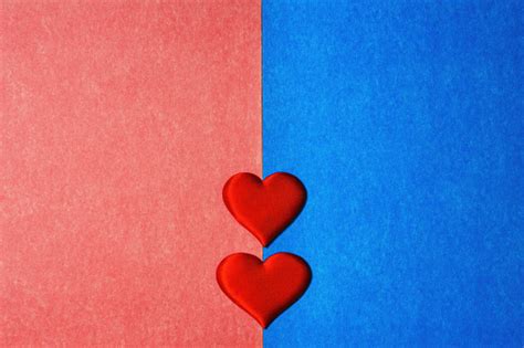 파란색과 분홍색 판지 배경의 중앙에 두 개의 빨간 마음의 상단보기 텍스트 발렌타인 데이 개념에 대한 공간을 복사합니다 0명에 대한 스톡 사진 및 기타 이미지 Istock