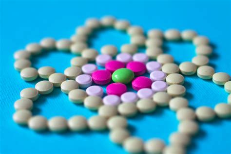 여러 제약 의학 환 약 정제 및 캡슐과 보라색 배경에 병 마약과 각종 마약 물질입니다 텍스트에 대 한 공간을 복사 합니다 디자인에 대 한 재고 사진 0명에 대한 스톡 사진