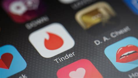 Tinder Trickery Woman Dupes Dozens Of Men Into Mass Date In Viral Stunt