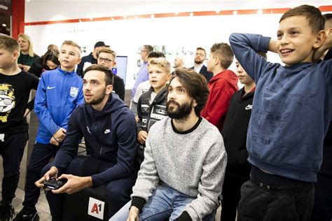 Nogometaši Nk Osijeka I Gamer Odmjerili Snage U Igranju Fifa 20 Portofon
