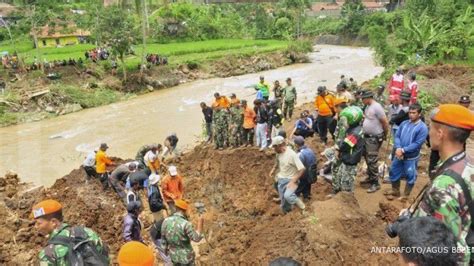 Potongan Tubuh Korban Longsor Bandung Ditemukan