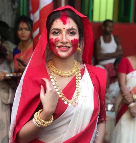 Pin By Style O Grid On Photoshoot Durga Pujo Cute Maternity Dresses Indian Beauty Saree